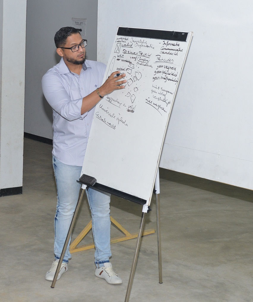 Discussie PVT over ‘een nieuwe overheid’ – Dagblad Suriname