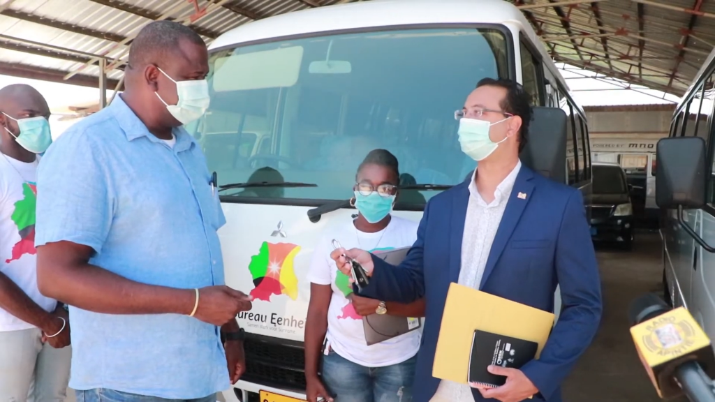 Districtscommissariaat Coronie krijgt 2 bussen voor transport lokale ...