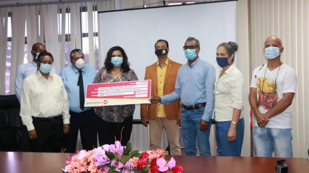 Donatie 25-jarig Parsasco aan mangrove-project professor Naipal ...