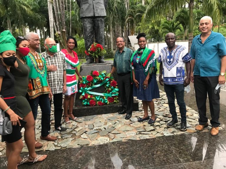 Kransen gelegd bij standbeeld Henck Arron – Dagblad Suriname