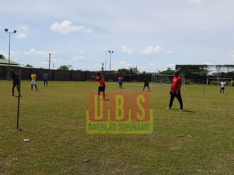 Leerkrachten winnen slagbalwedstrijd van Team Yvel – Dagblad Suriname