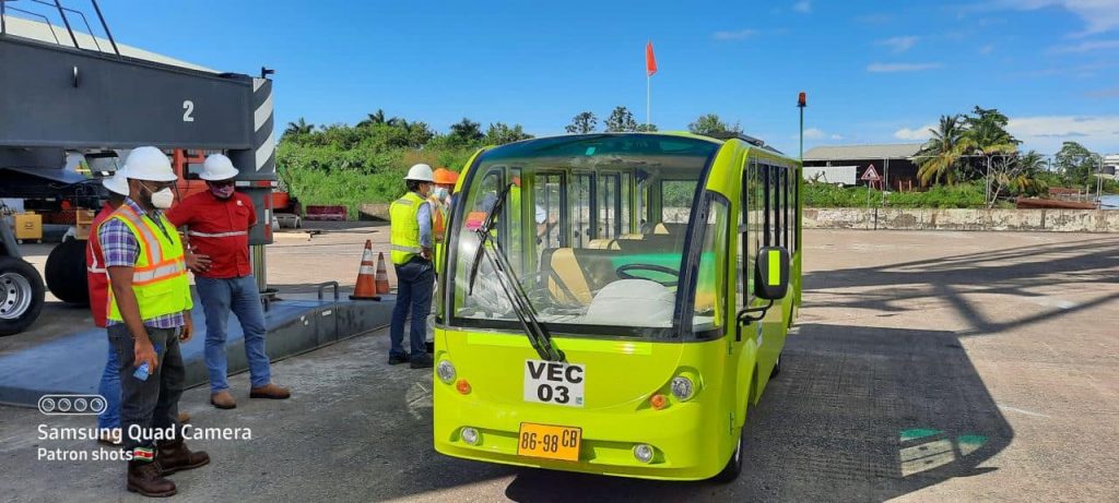 VSH Transport vervoert personeel op haven in elektrische bus op zonne ...