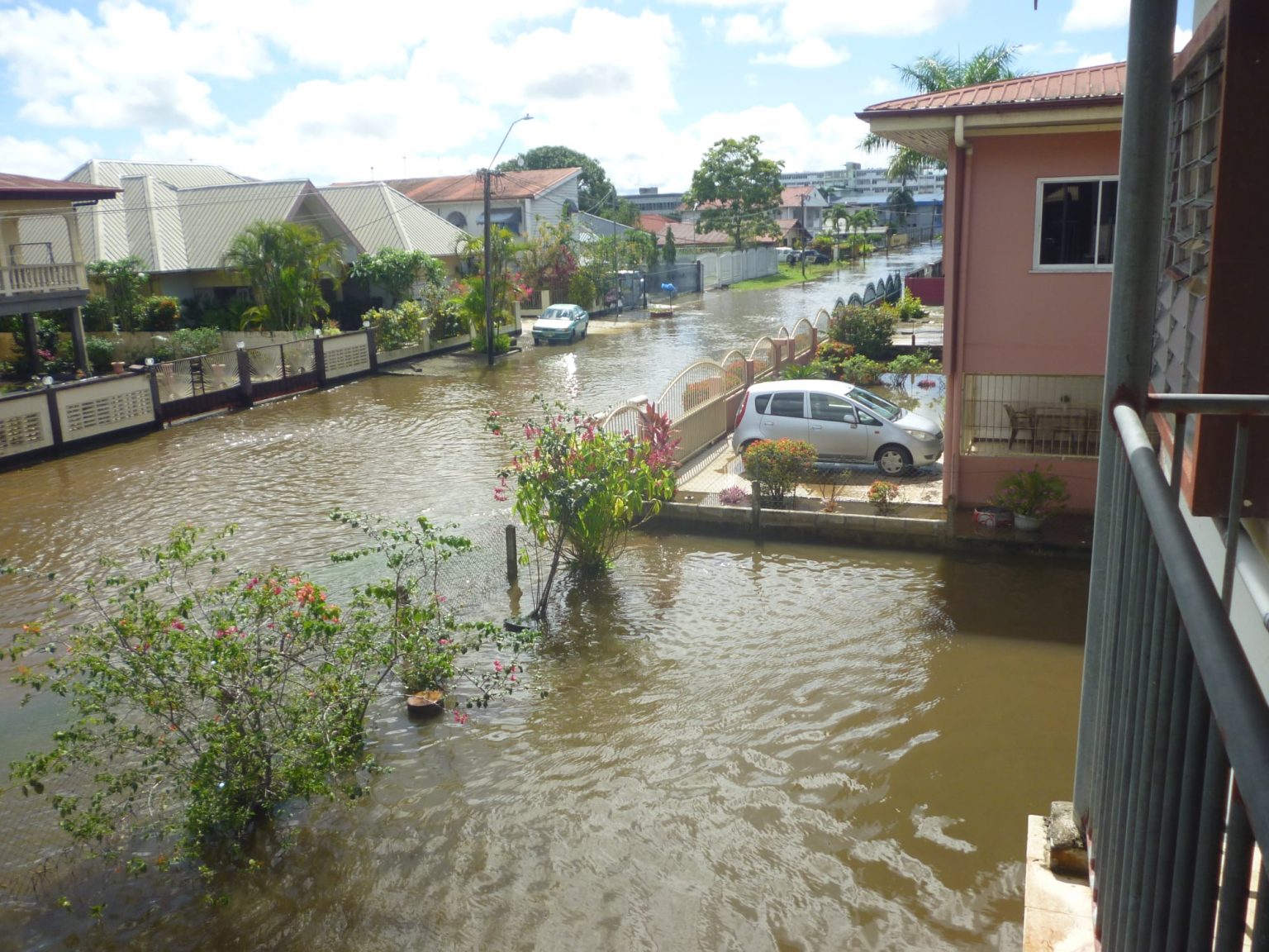 Straten o mgeving Margarethalaan, Paramaribo, onder water – Dagblad ...