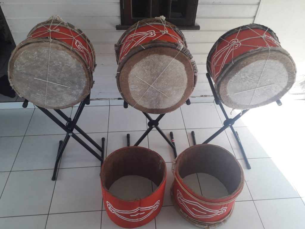 Het muziekinstrument van inheemsen, de sambura – Dagblad Suriname