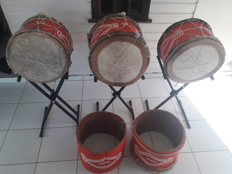 Het muziekinstrument van inheemsen, de sambura – Dagblad Suriname
