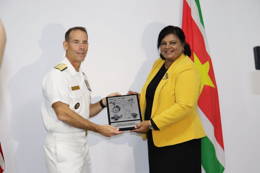 Commandant Special Operations Command South in VS op bezoek bij ...