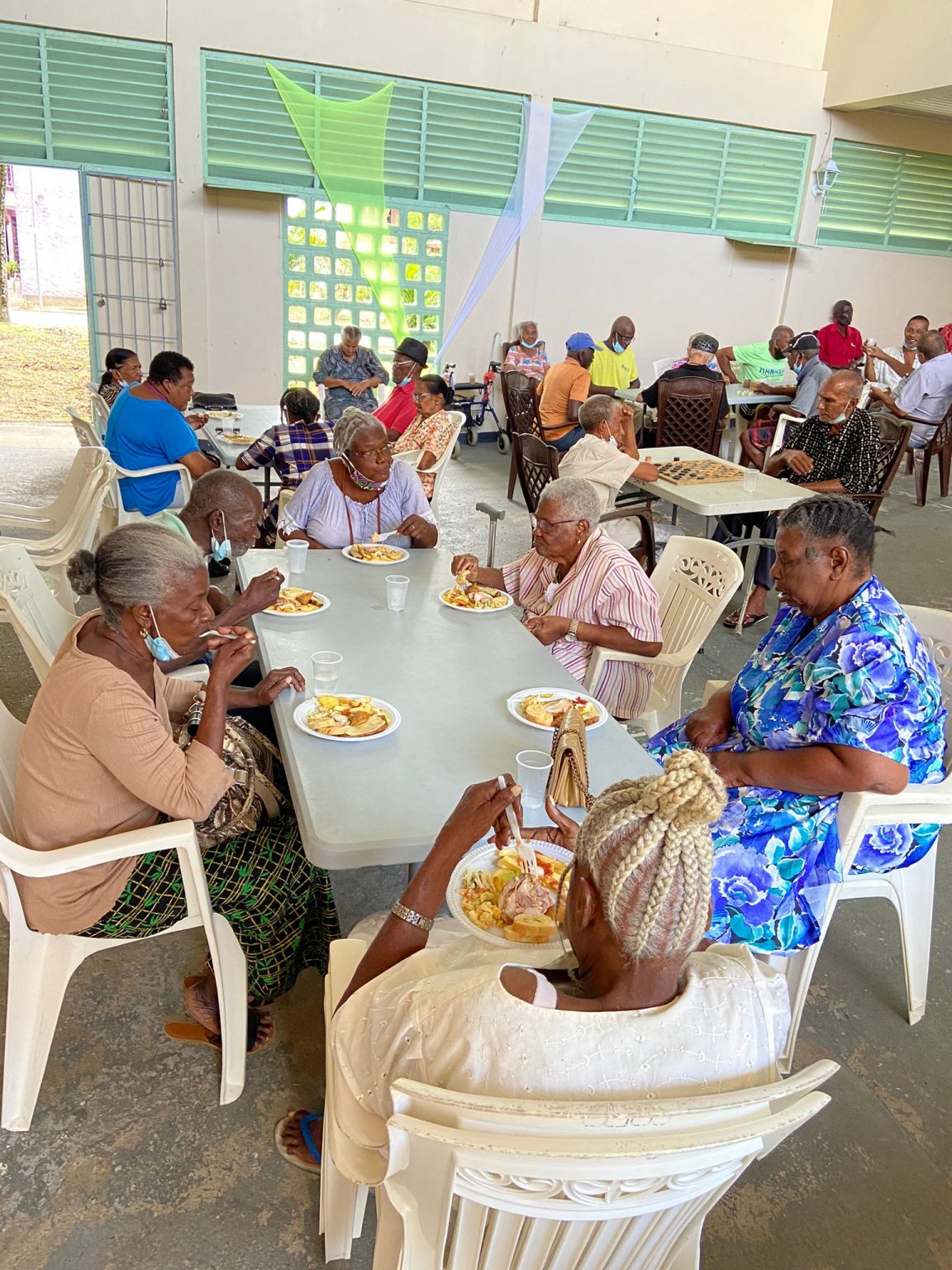 Bewoners Huize Ashiana genieten van nieuwjaarsbrunch – Dagblad Suriname