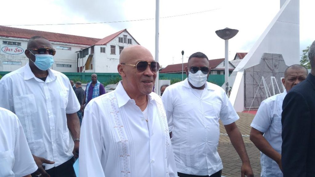 Kranslegging bij het Monument van de Revolutie – Fakkel door Bouterse ...