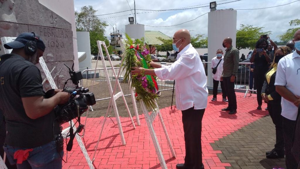 Kranslegging bij het Monument van de Revolutie – Fakkel door Bouterse ...