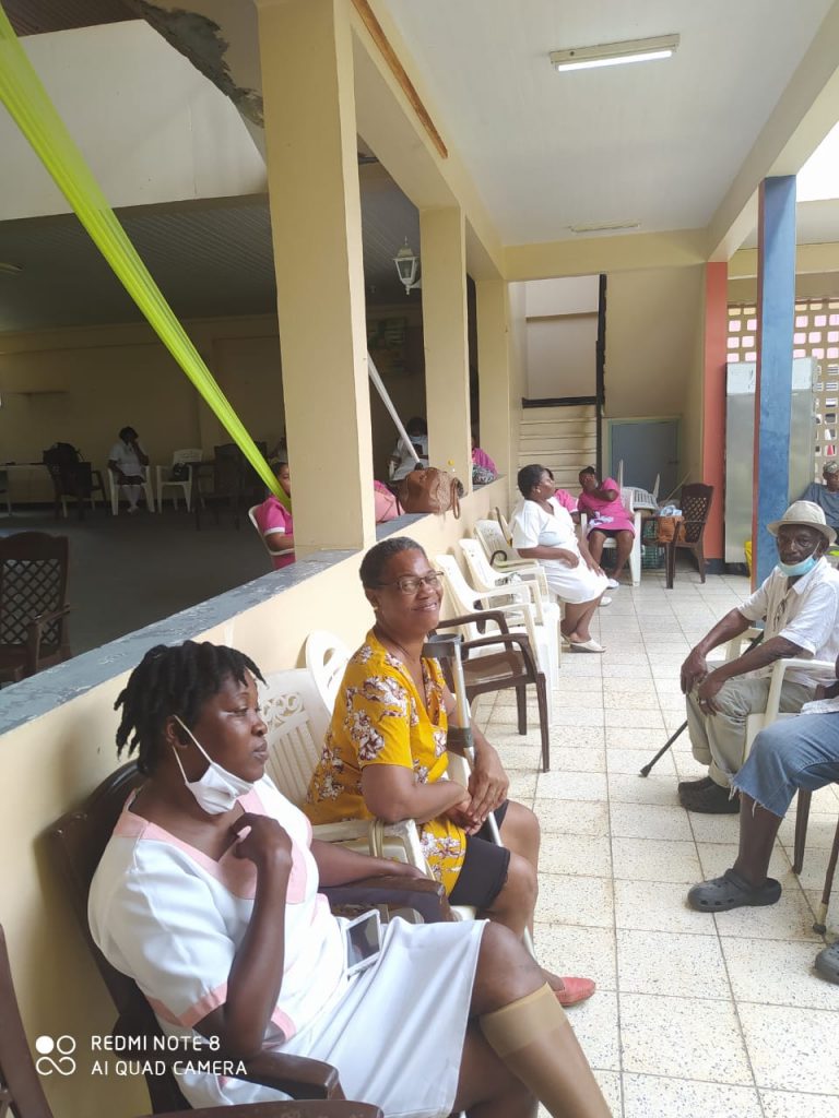 Personeelsleden Huize Ashiana al 3 dagen in beraad – Dagblad Suriname