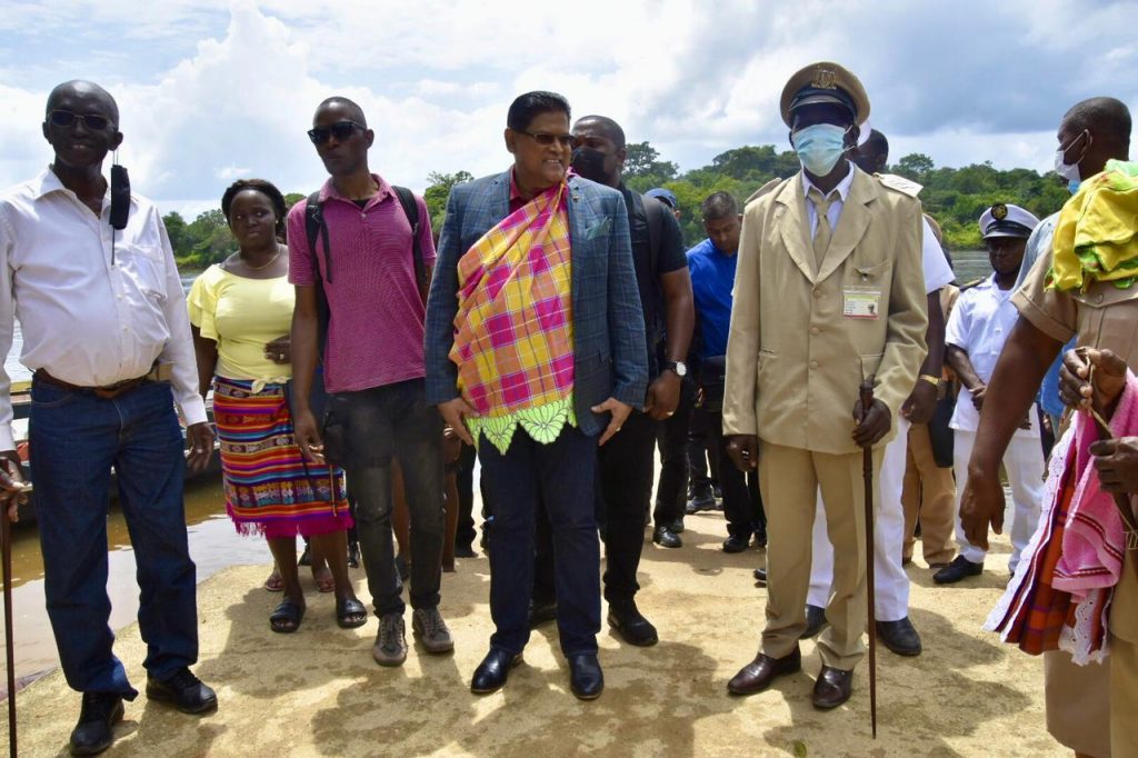 Tien dorpen aan bovenloop Surinamerivier krijgen elektriciteit via ...