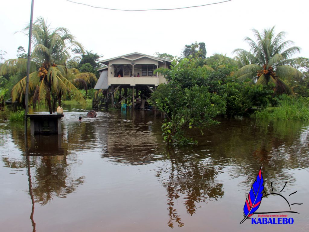 Aanhoudende regenval zorgt voor wateroverlast in Apoera en Section ...