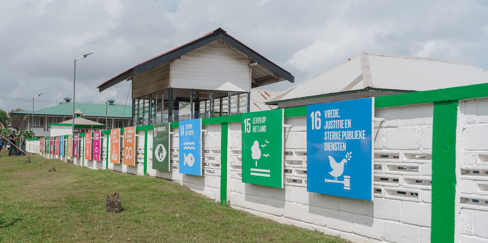 Alembo en ‘s Lands Hospitaal brengen 17 SDG-doelen met borden onder de ...