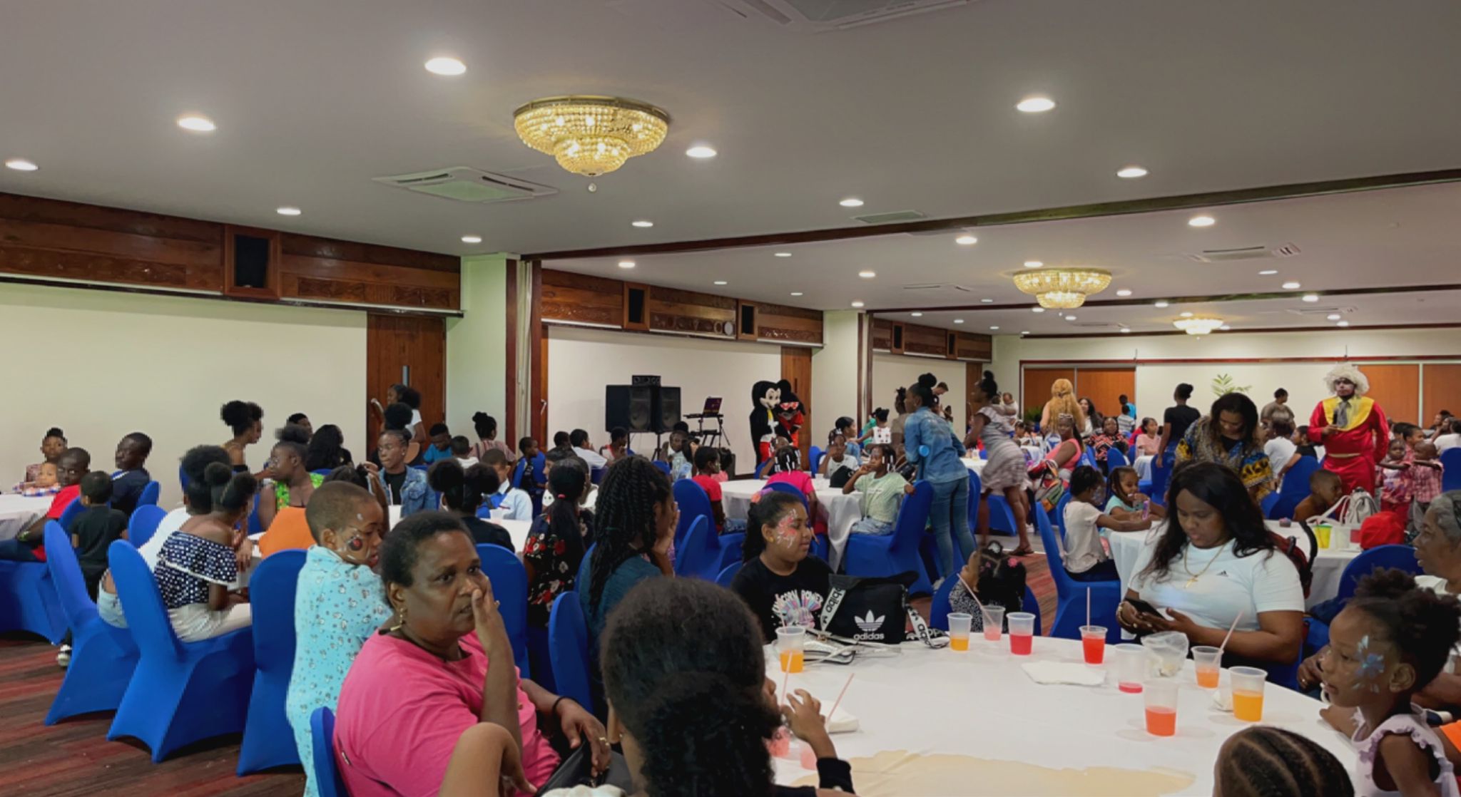 Kinder- en bejaardentehuizen getrakteerd te Torarica en Shadien ...