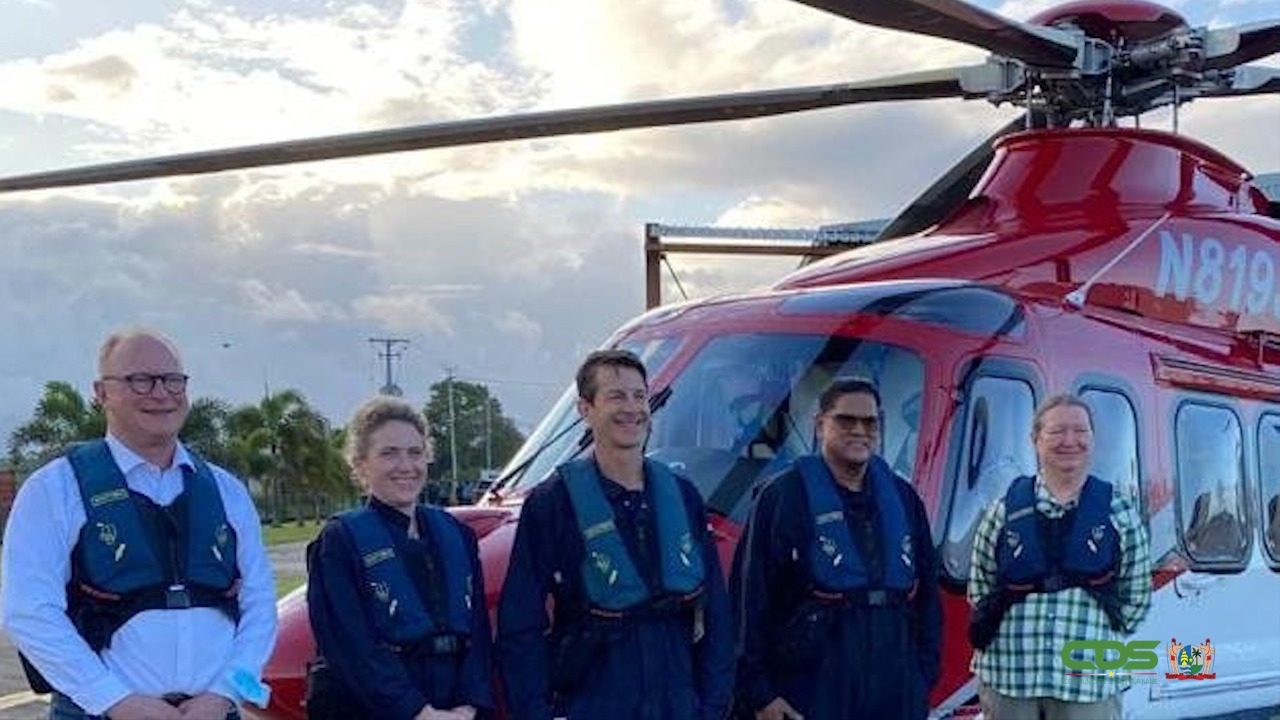 President Santokhi complimenteert Apache tijdens bezoek aan boorschip ...