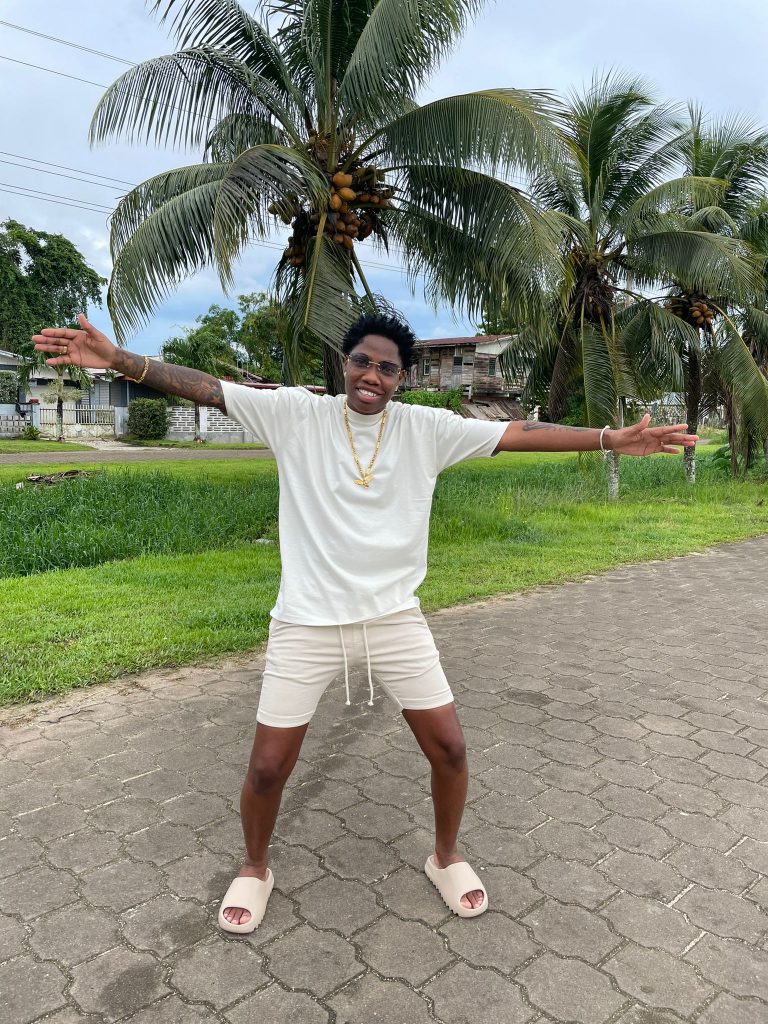 Tranga Rugie blijft entertainen met songs en meer – Dagblad Suriname