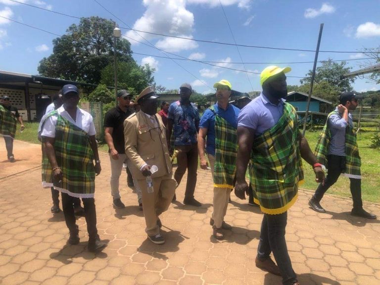 OW-minister Nurmohamed op werkbezoek in Pokigron en Atjoni – Dagblad ...