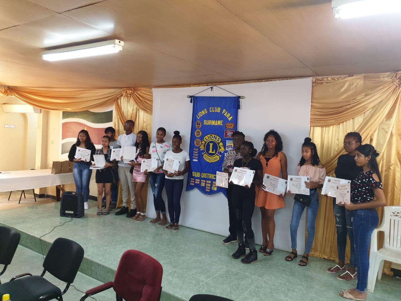 Waardering Lions Club Para voor best geslaagden LBO-MULO district Para ...