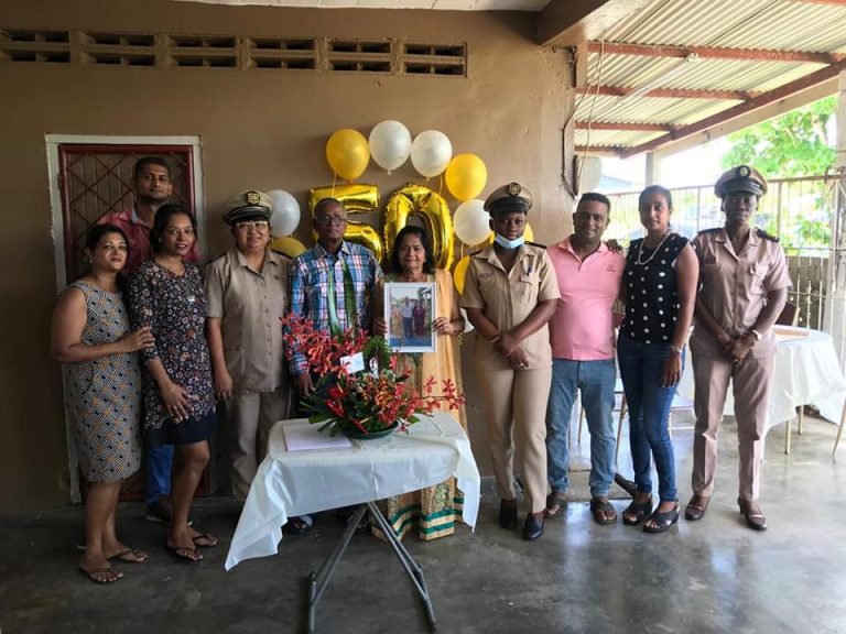 Echtpaar Mahabier gehuldigd voor gouden huwelijk – Dagblad Suriname