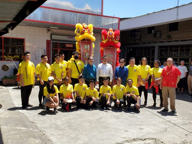 Twee leeuwendans-attributen bij Chung Fa Foei Kon in gebruik genomen ...