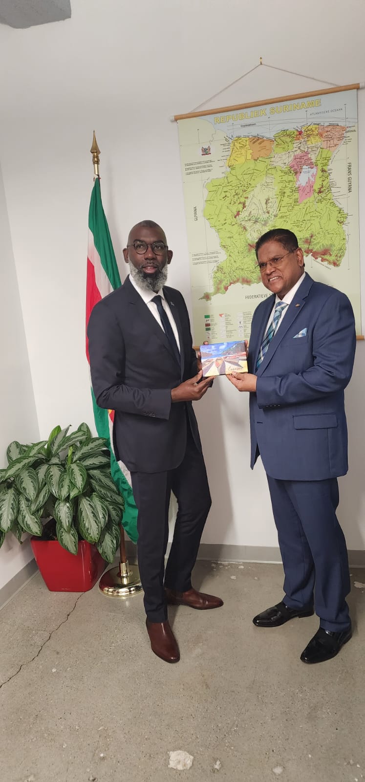 President Santokhi spreekt premiers Aruba, Curaçao en Sint-Maarten in ...