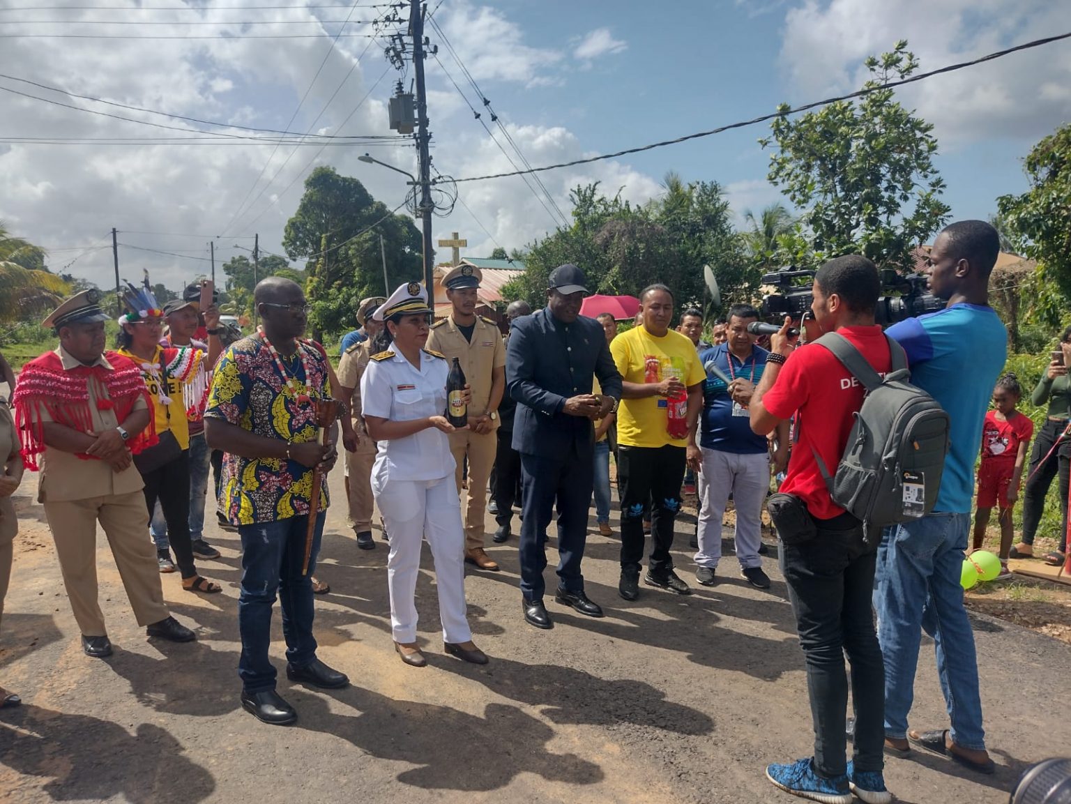 Vicepresident Brunswijk geeft startsein asfaltering Weg naar Apoera ...