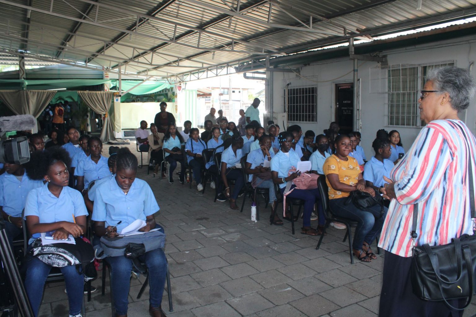 Renate Wouden inspireert leerlingen tijdens Scholieren Iconen Expo ...