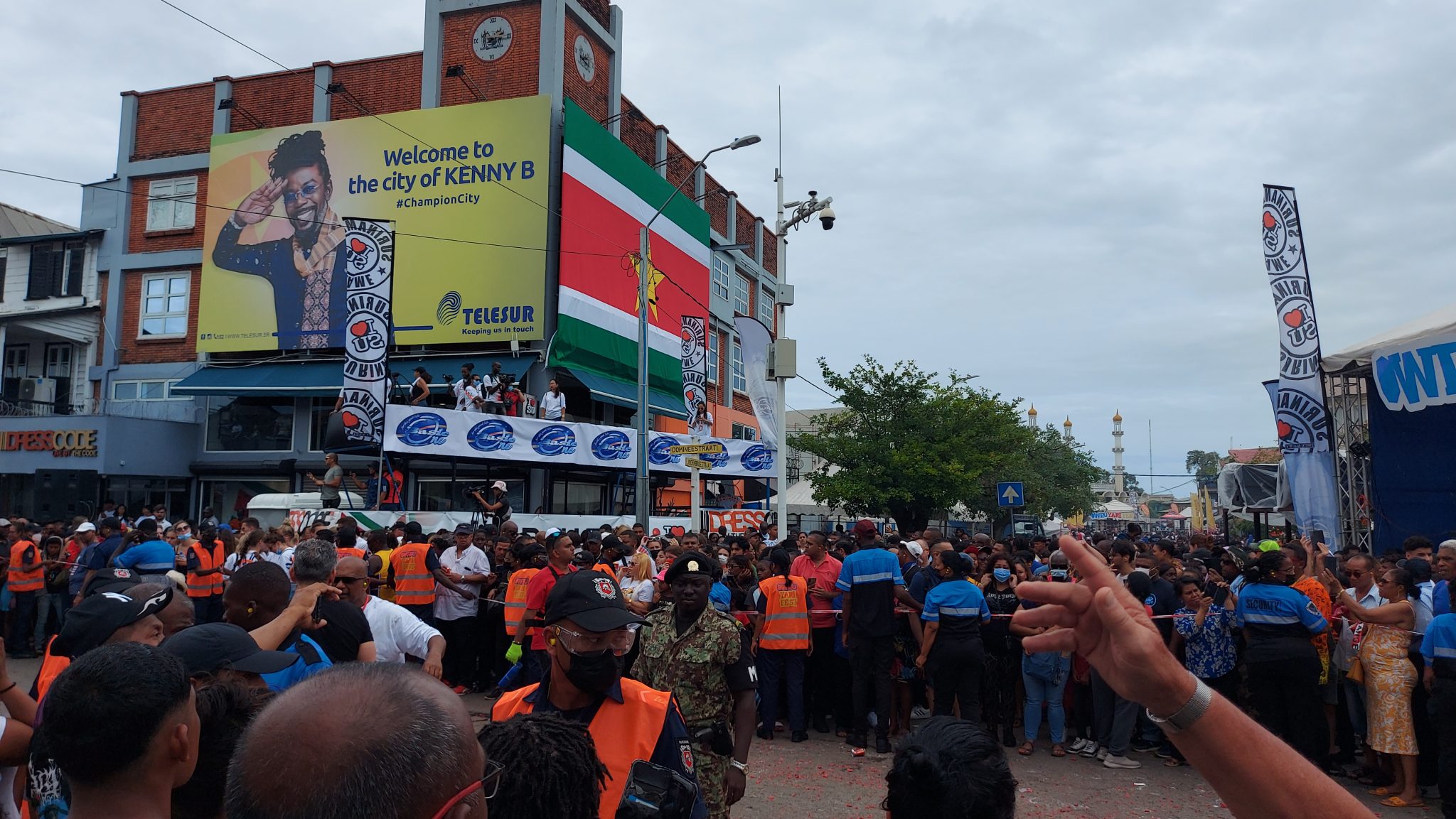 Duizenden bezoekers Owru Yari Feest binnenstad Paramaribo – Dagblad ...