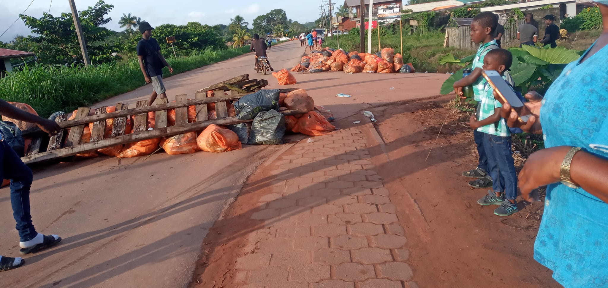 Bewoners Brokopondo zijn vuilophaal situatie beu en barricaderen ...