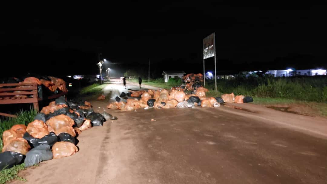 Bewoners Brokopondo zijn vuilophaal situatie beu en barricaderen ...