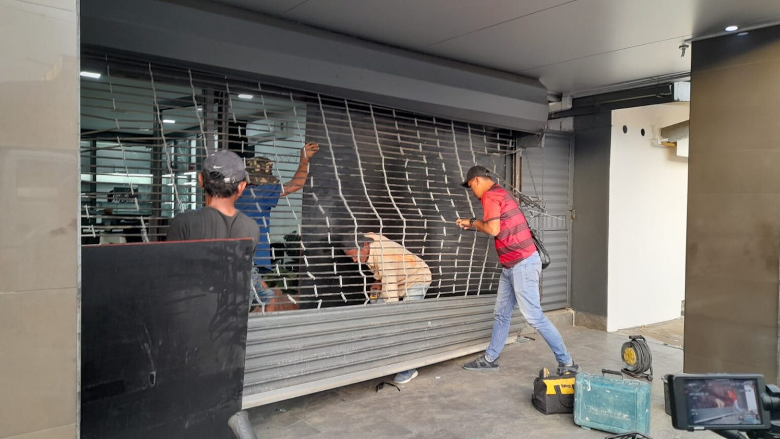 50 aanhoudingen na onlusten binnenstad Paramaribo – 20 gewonden ...