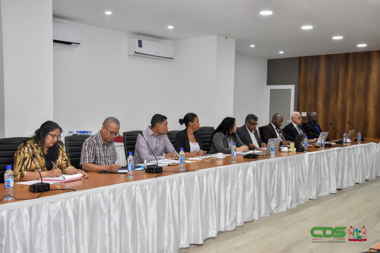 Sectoren hout en kleinschalige goudwinning aan tafel met president in ...