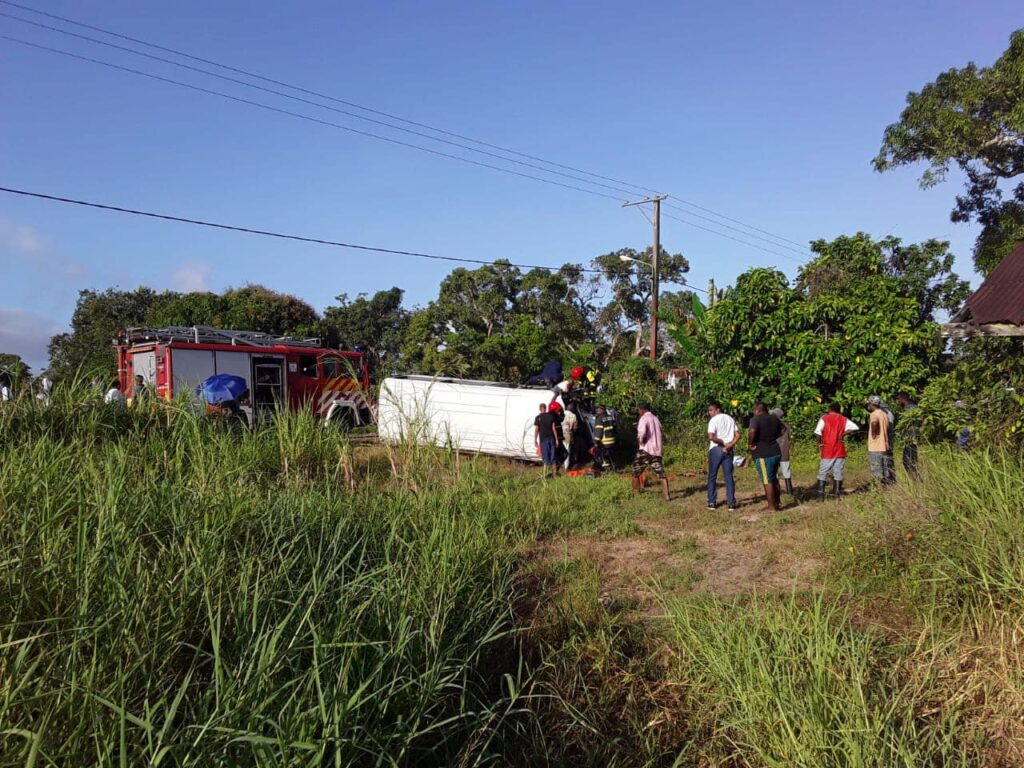 Zes gewonden na aanrijding tussen twee bussen – Dagblad Suriname
