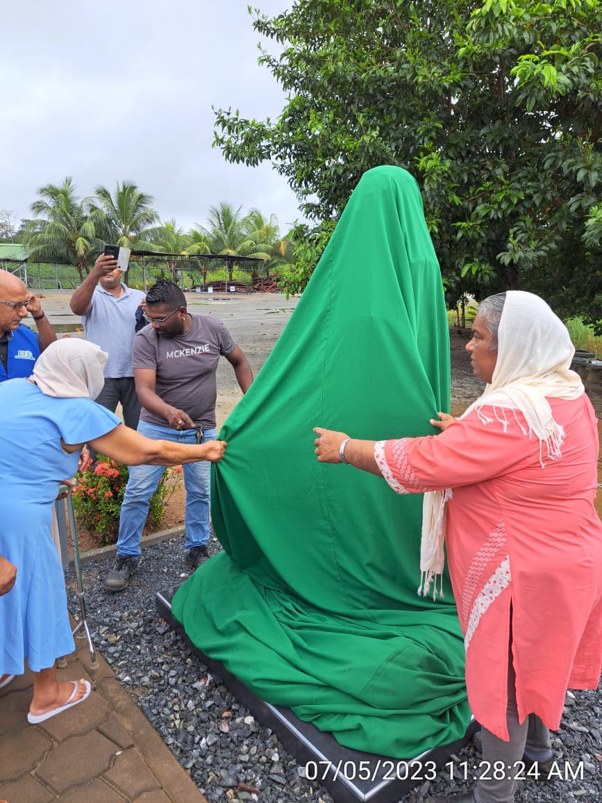 Borstbeeld onthuld ter ere van media icoon Shabier Ishaak – Dagblad Suriname