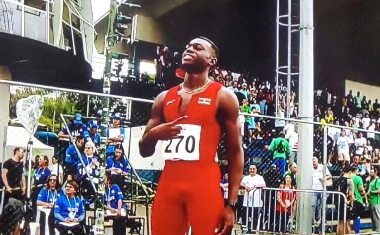 Atleet Issam Asinga schrijft geschiedenis met recordtijd op 100 meter ...