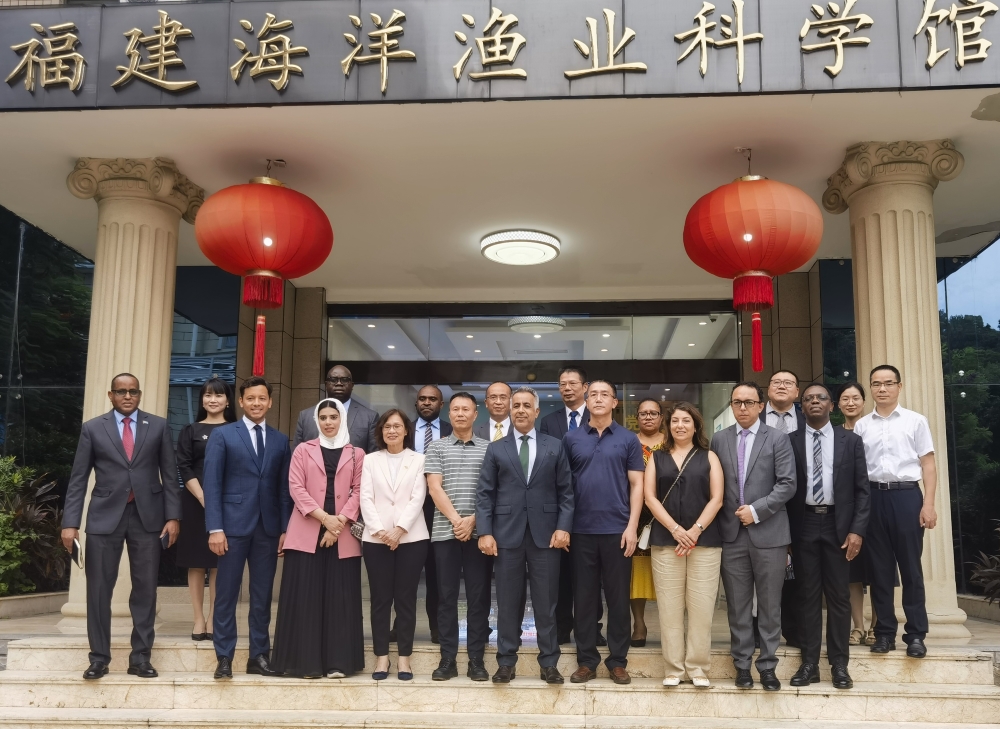 Ambassadeur Ho Chong participeert in China’s visserij industrie tour ...