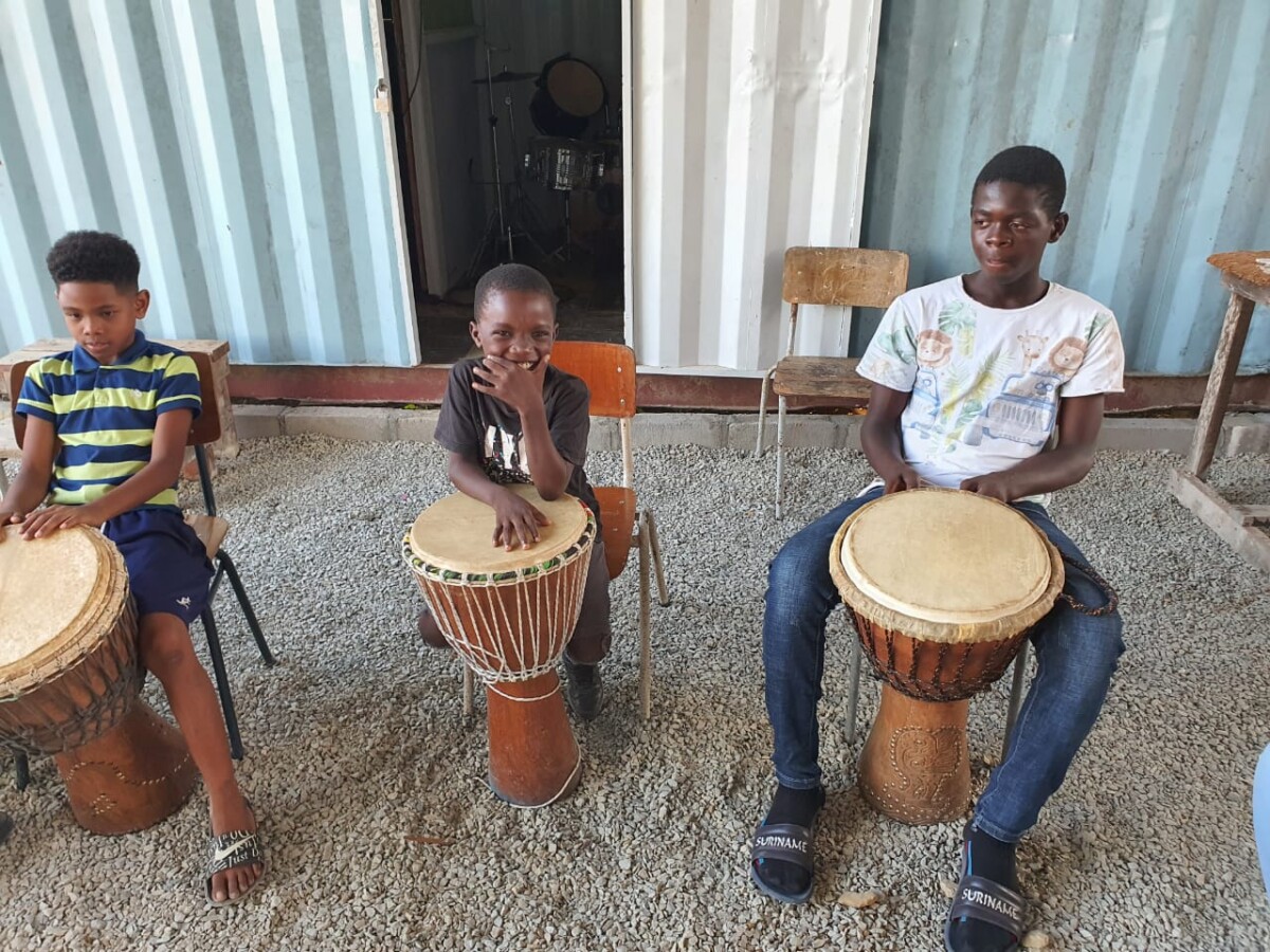 “Alla Dron” Surinaamse percussie cursus van start – Dagblad Suriname