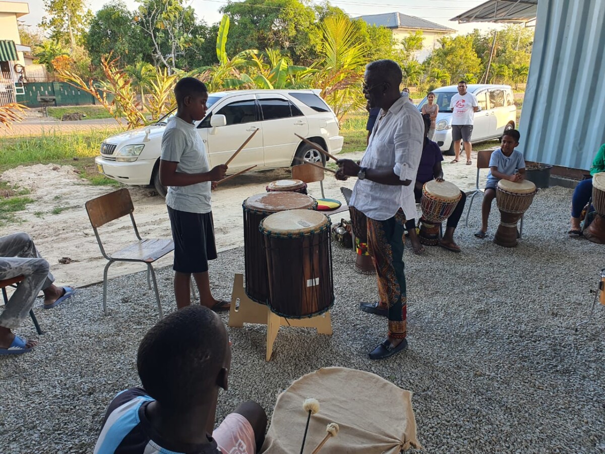“Alla Dron” Surinaamse percussie cursus van start – Dagblad Suriname