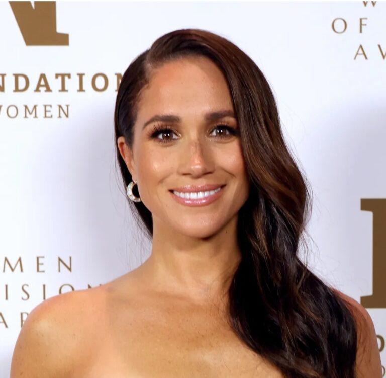 Meghan Markle op rode loper in opvallende gouden strapless jurk ...