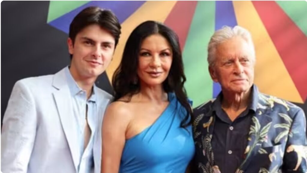 Michael Douglas ontvangt op filmfestival in Goa de Satyajit Ray ...