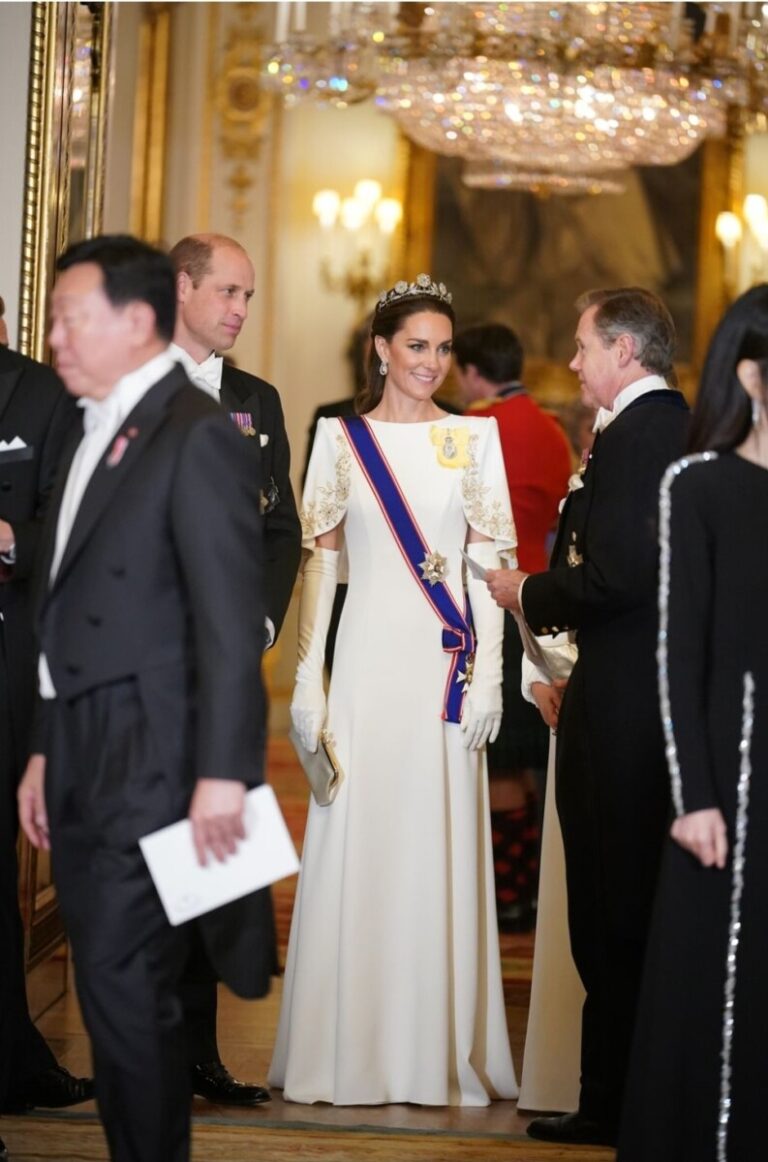 Prinses Kate belichaamt gemakkelijke elegantie in geborduurde jurk en ...