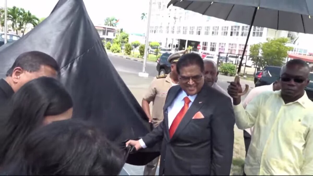 Borstbeeld Jnan Adhin onthuld in Centrum Paramaribo – Dagblad Suriname