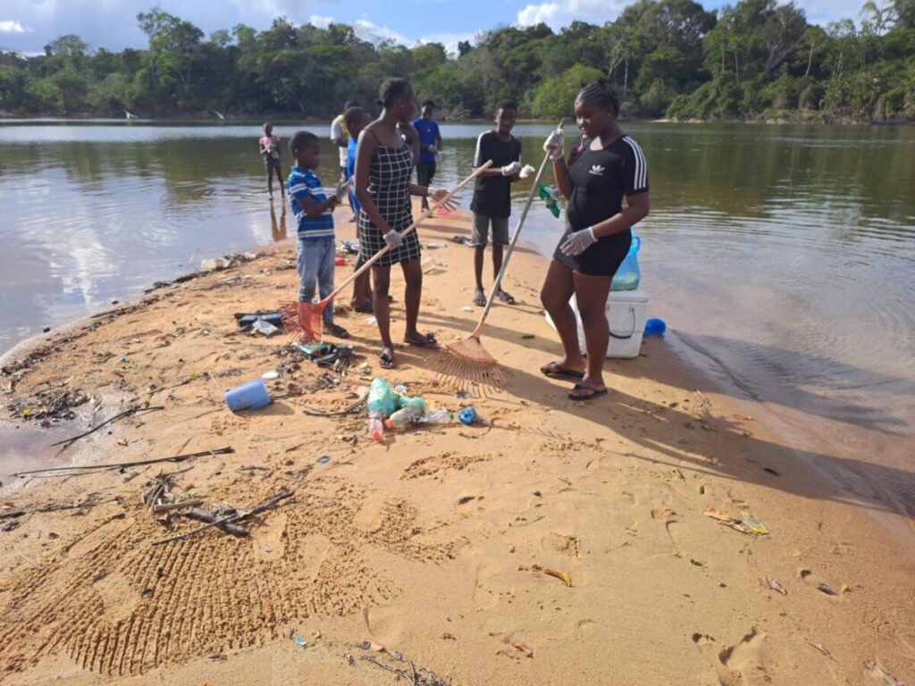 Burgerinitiatief Atjoni: aanpak zwerfafval – Dagblad Suriname