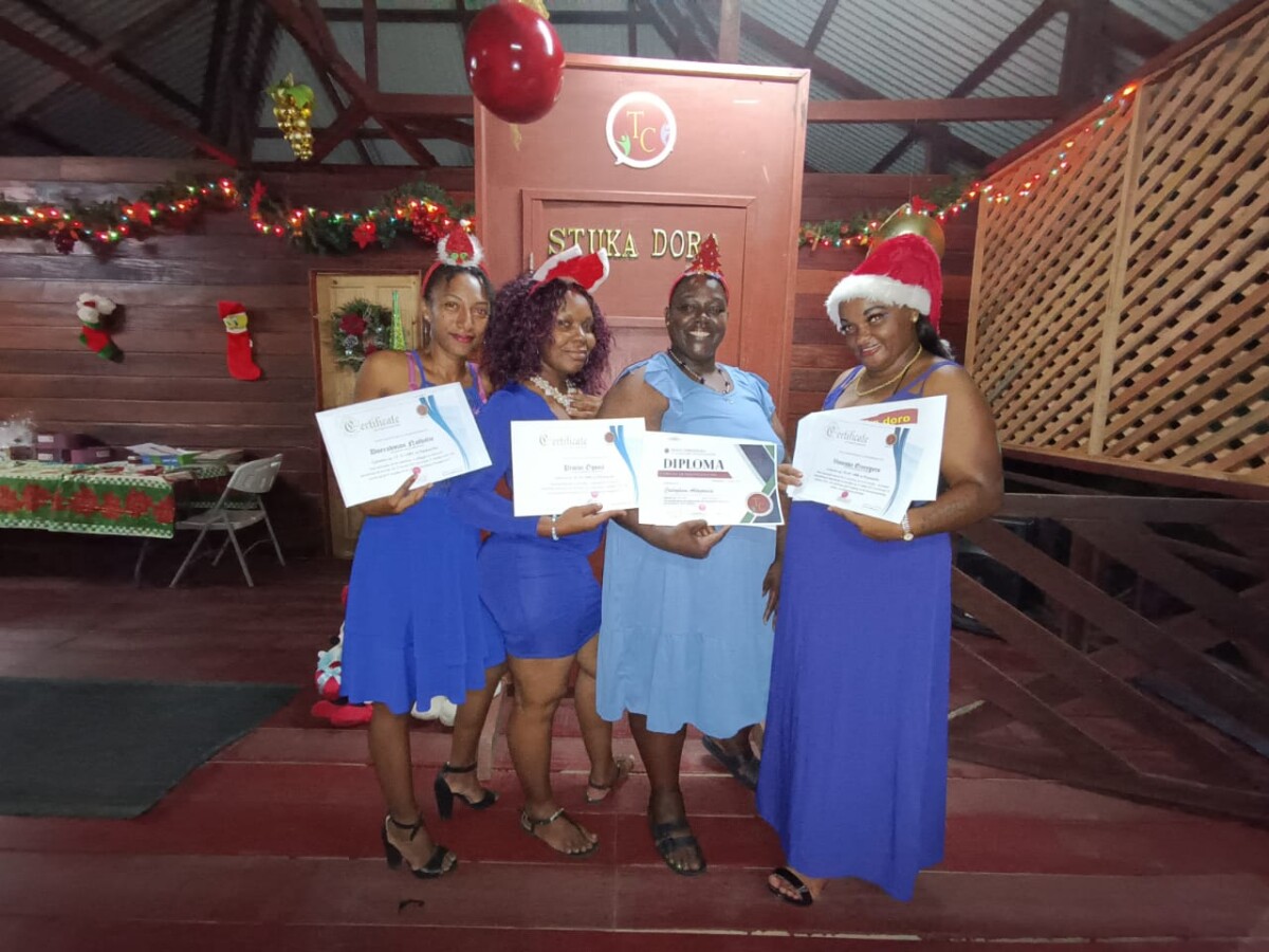 Teach Consciously levert 50 geslaagden af – Dagblad Suriname