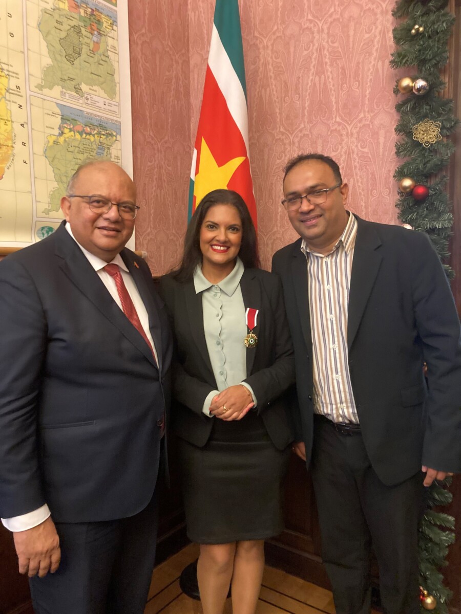 Chietra Bahora in Almere onderscheiden als Ridder in de Ere-orde van de ...