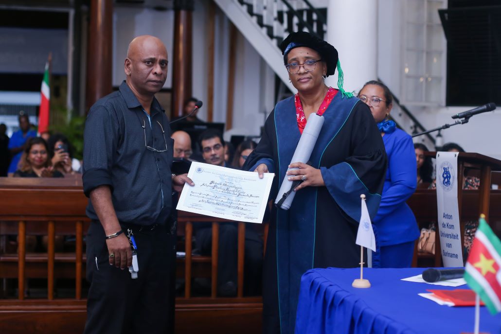 Drs. Aloysius Phoelsing Koendjbiharie gepromoveerd aan Faculteit der ...