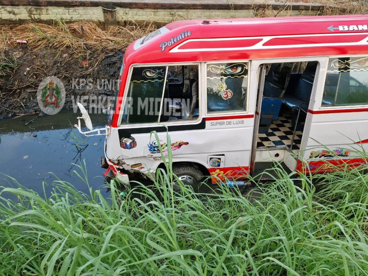 Aanrijding PL-lijnbus en auto op Indira Gandhiweg – Dagblad Suriname