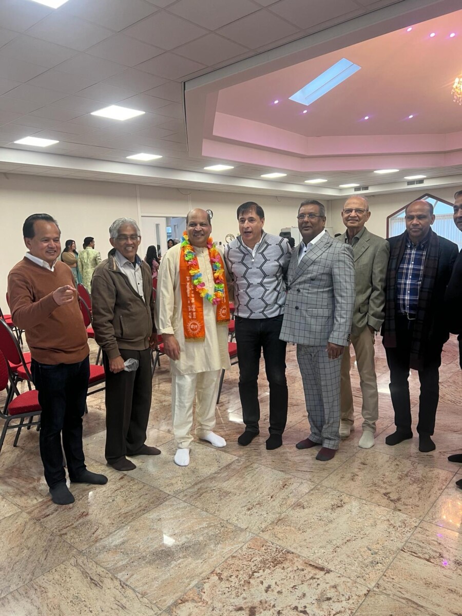 Ghandy Poeran krijgt onderscheiding van Satya Dharma – Dagblad Suriname