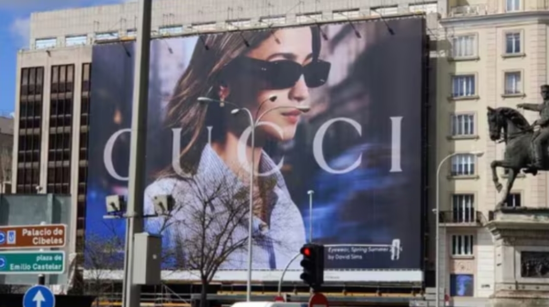 Alia Bhatt is te zien in een Gucci-advertentie op een groot reclamebord ...
