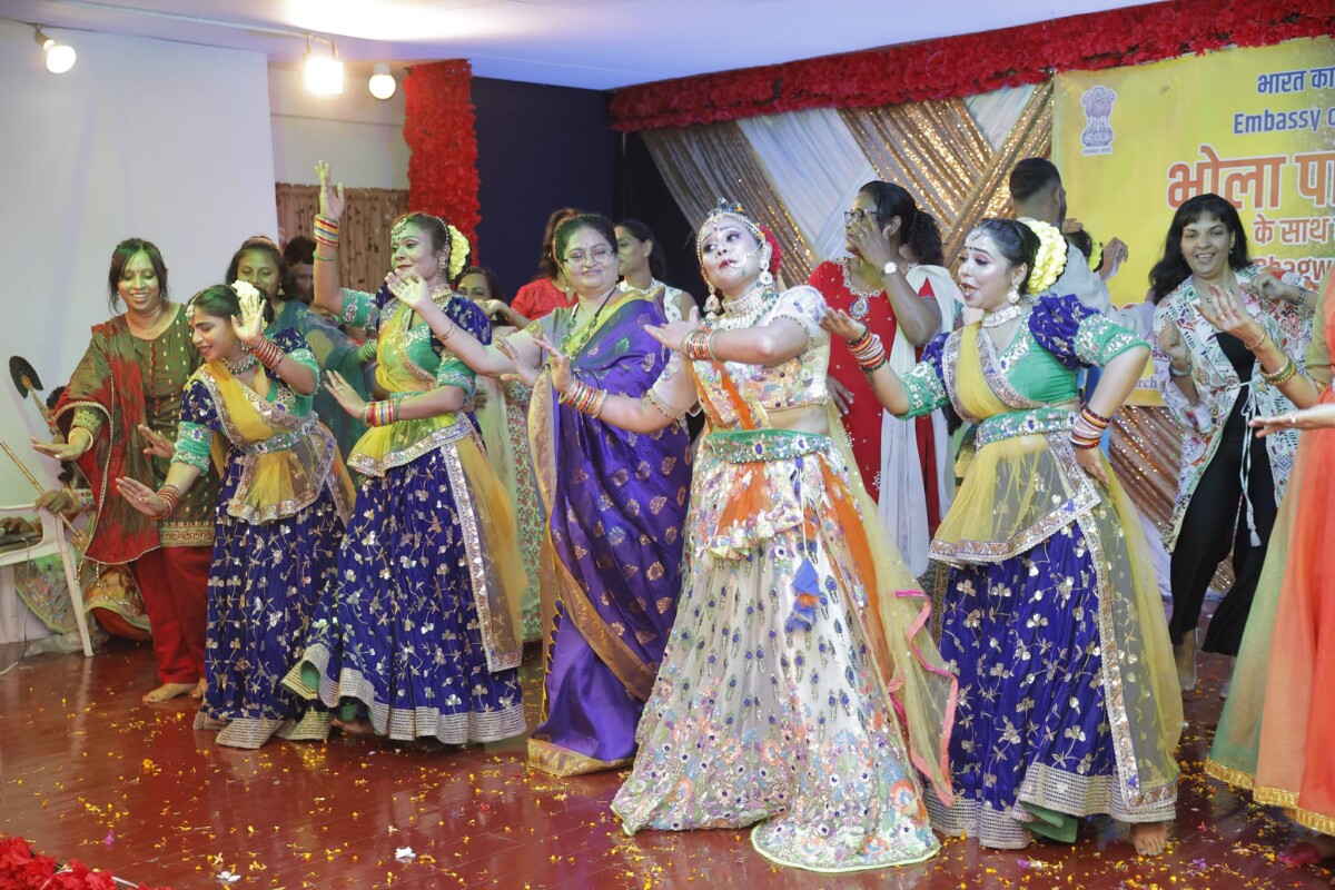 Kleurrijke Holi-Phagwa viering ambassade van India – Dagblad Suriname